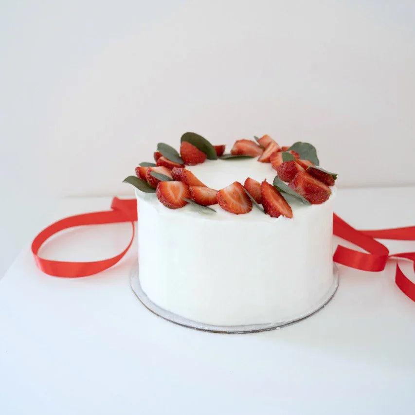 Vanilla Strawberry Cake in Lisbon – Lova Cakes And Flowers